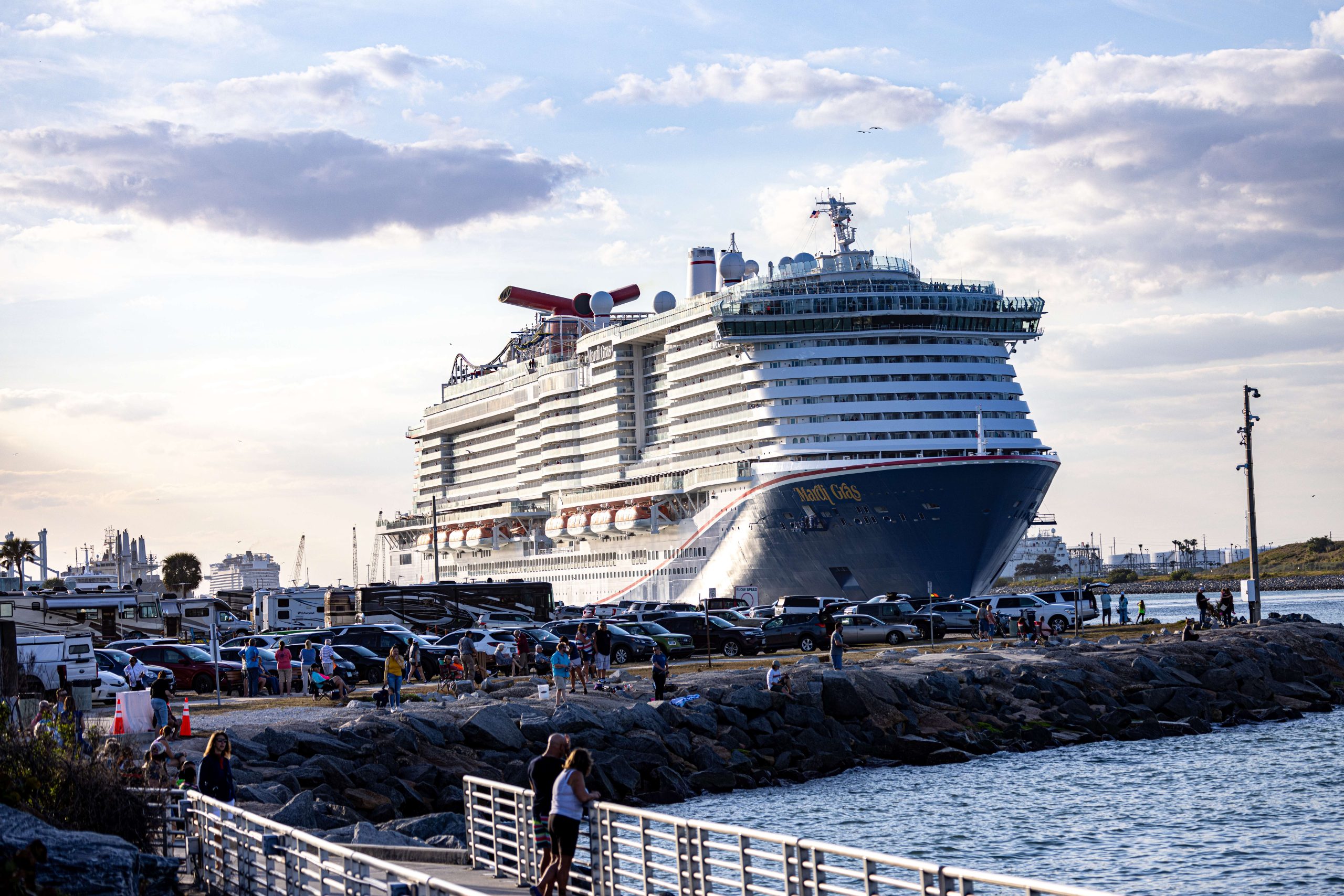 Carnival Corporation Equips Entire Fleet with Starlink Internet