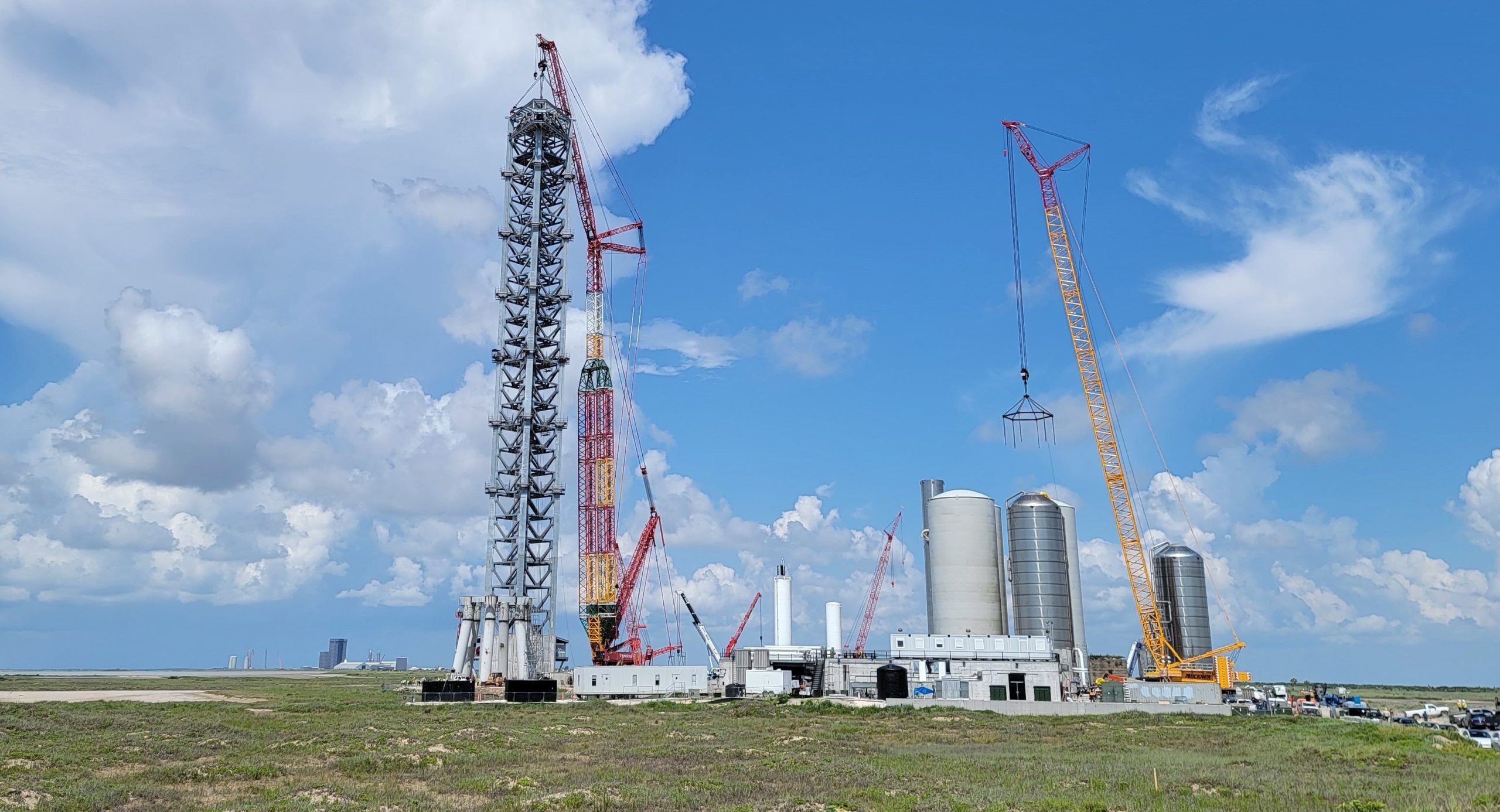 SpaceX preparing giant crane to assemble Starship’s first Florida ...