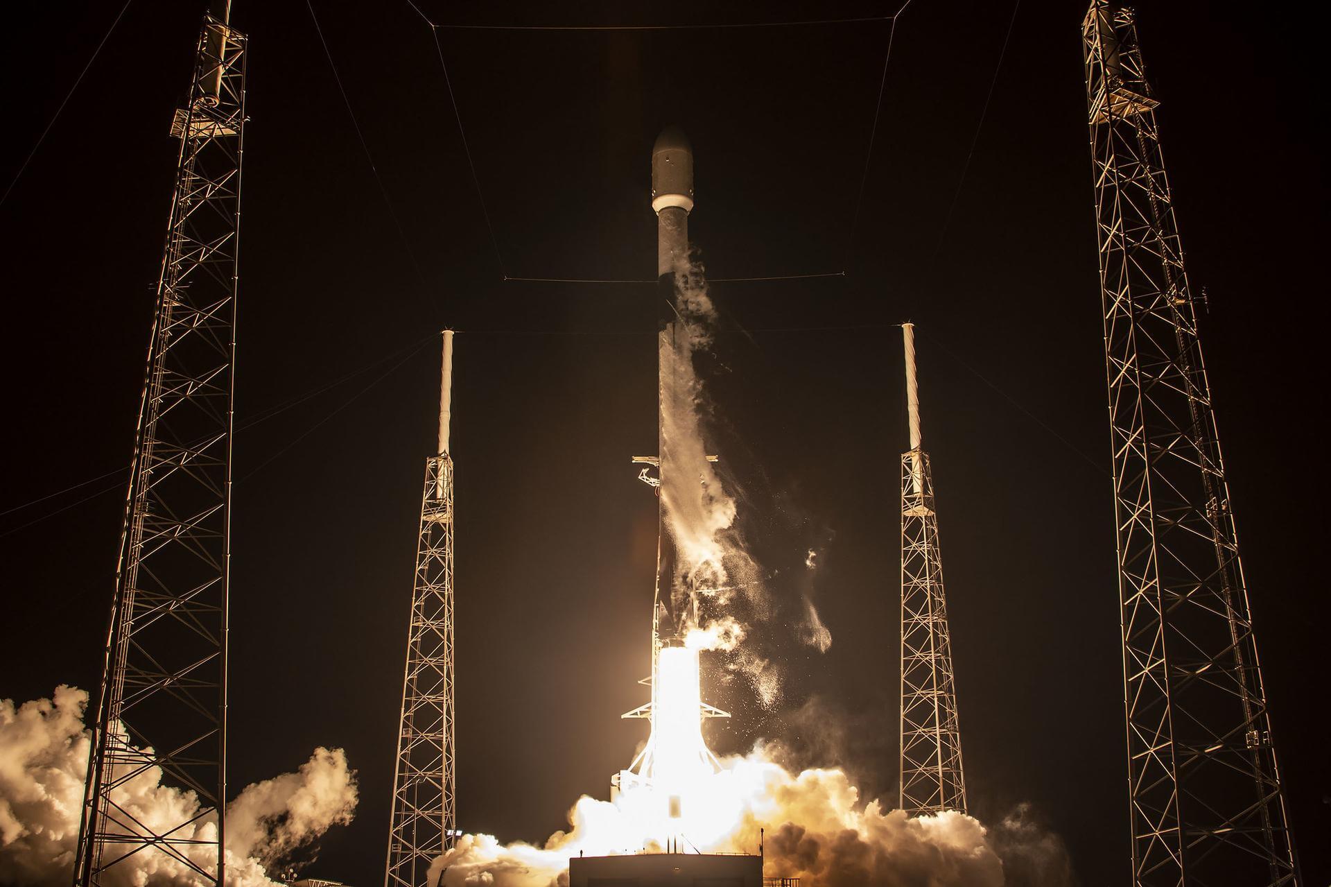 SpaceX - Intelsat 40e - Falcon 9 Block 5 Rocket Launch
